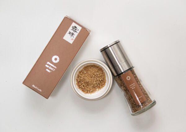 非加熱 5年熟成 天日塩 プレミアム フレーバーソルト roju 露珠 黒ニンニク ミルタイプ(60g) – ROJU FOOD
